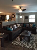 Unit A - Condo, 3 Bedrooms, 2 Bath, 1 King, 2 Queens and 1 Sofa Bed - River View | Sala de estar | TV de ecrã plano 