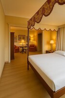 Roupa de alta qualidade, minibar, cofre no quarto 