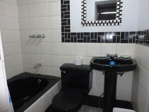 Apartamento, 3 quartos | Banheiro | Chuveiro, secador de cabelo, toalhas de banho 