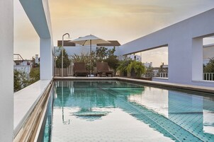 Piscina exterior, guarda-sóis, espreguiçadeiras