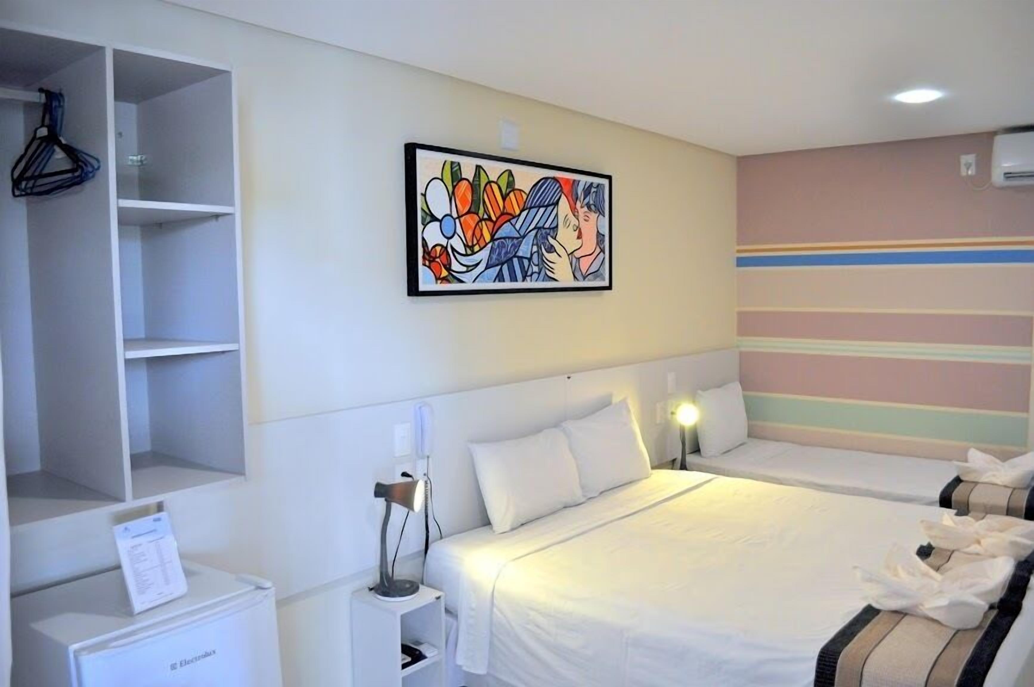 Minibar, com decoração personalizada, secretária 