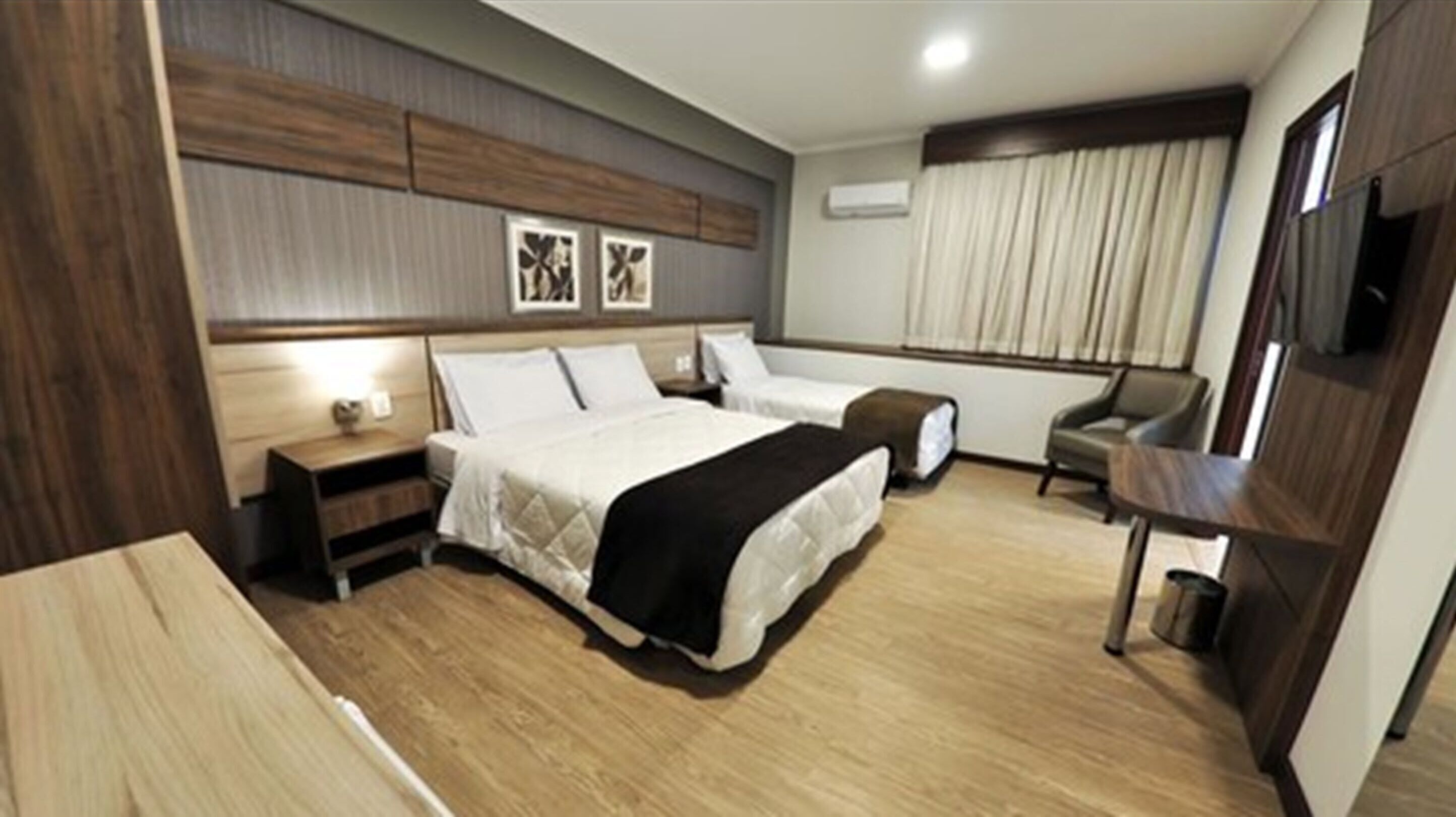 Minibar, cofre no quarto, secretária 