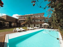 Piscina exterior, guarda-sóis, espreguiçadeiras 