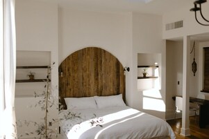 Quarto Duplo Deluxe, 1 cama king-size | Minibar, secretária, ferro/tábua de engomar, Wi-fi grátis 