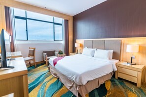 Quarto superior, 1 cama King | Cofres nos quartos, escrivaninha, cortinas blackout