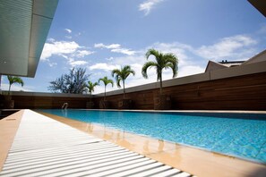 Piscina externa, espreguiçadeiras