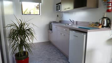 Estúdio Superior, 1 cama queen-size e sofá-cama | Cozinha privada | Um frigorífico, um micro-ondas, uma placa de cozinha