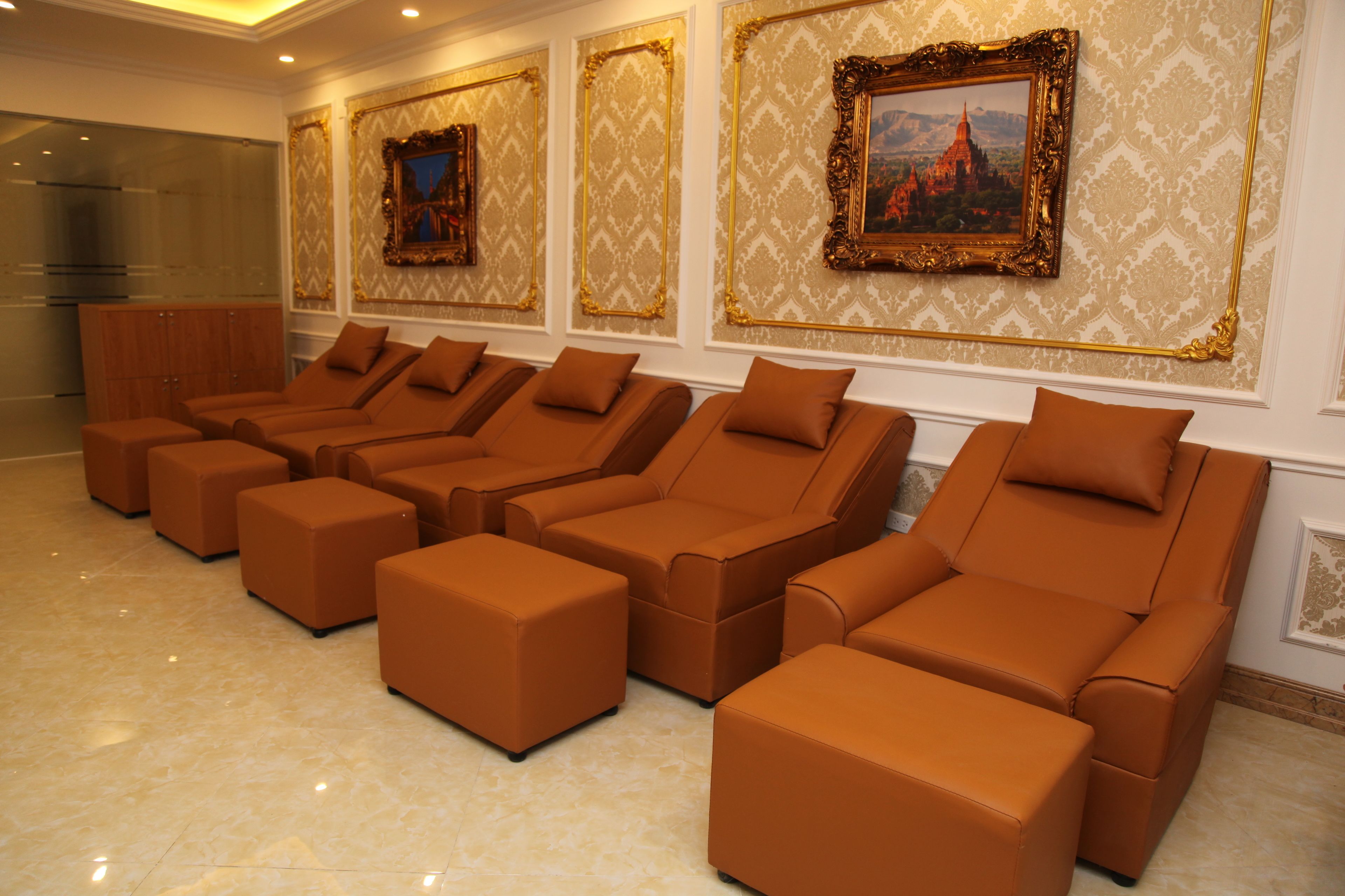 Uma área de spa com várias cadeiras de massagem e um armário de madeira.