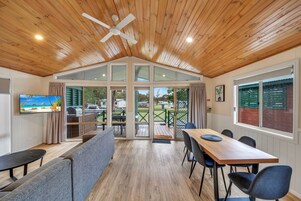 Cabana luxo, vista para o parque | Área de estar | TV de tela plana