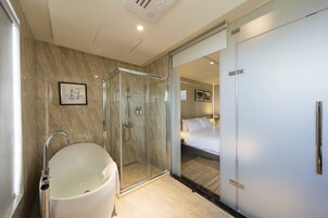 Quarto executivo, 1 cama King | Banheiro | Produtos de toalete grátis, secador de cabelo, chinelos 