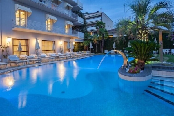 Piscina interna, piscina externa, espreguiçadeiras