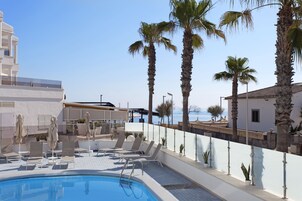 Terraço com espreguiçadeiras