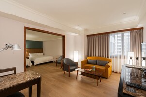 Quarto qu ádruplo clássico | Edredons de pluma, cofres nos quartos, escrivaninha, cortinas blackout