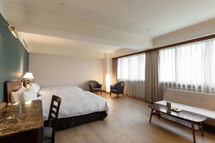 Quarto quádruplo família | Edredons de pluma, cofres nos quartos, escrivaninha, cortinas blackout