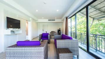 Junior Suite | Sala de estar | Televisor de ecrã plano de 32 polegadas com canais por cabo, televisor