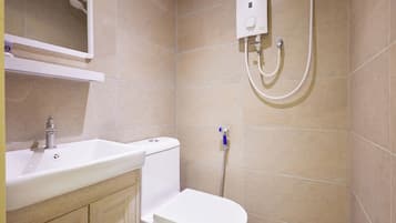 Quarto duplo standard | Banheiro | Chuveiro, produtos de toalete grátis, toalhas de banho, sabonete