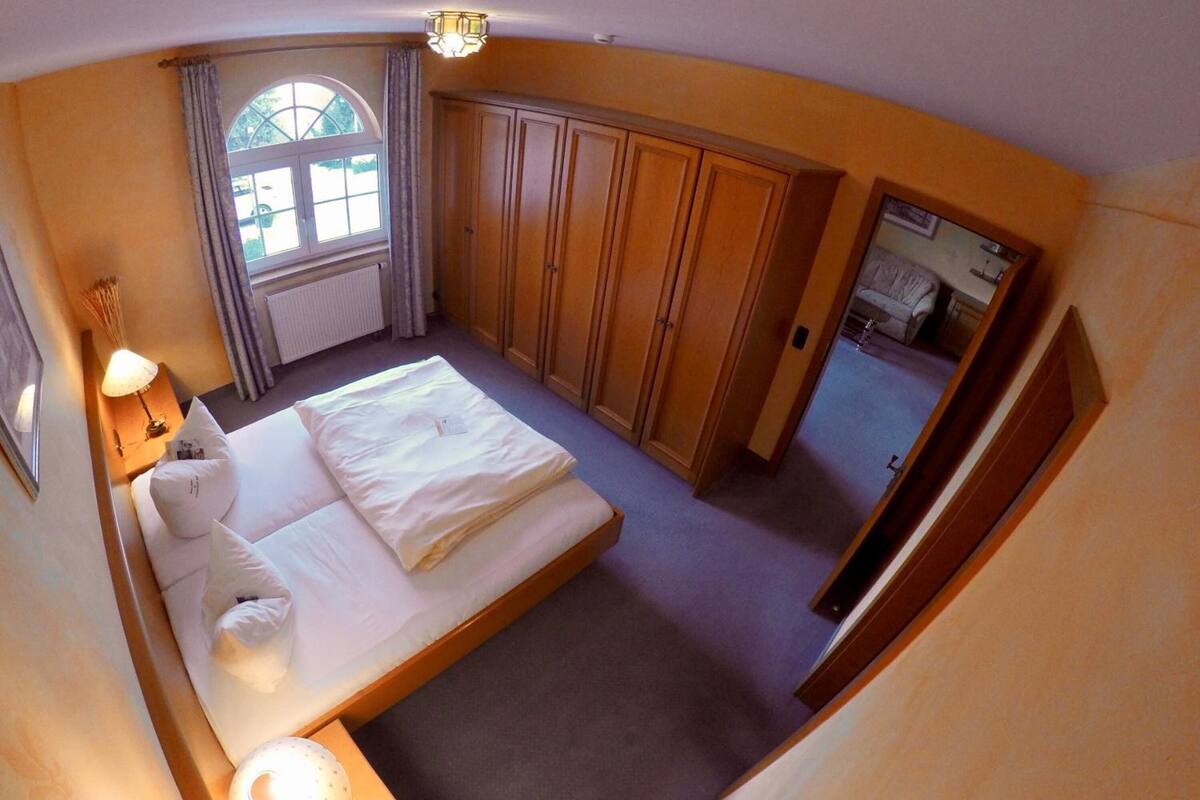 Edredões de penas, cofre no quarto, secretária 