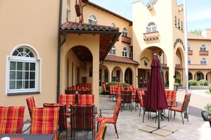 2 restaurantes: servem pequenos-almoços, almoços e jantares