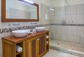 Artigos de higiene pessoal grátis, um secador de cabelo 