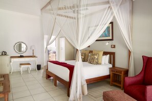 Quarto Duplo ou Twin, vista para a piscina | Cofre no quarto, secretária, Wi-fi grátis, roupa de cama fornecida 