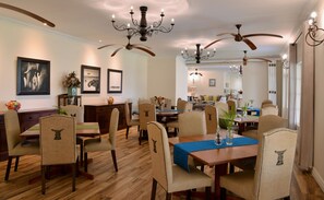 Pequenos-almoços, almoços, jantares servidos, com vista para a piscina 