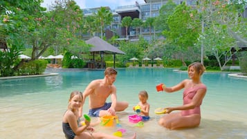 4 piscinas externas, funciona das 9h às 18h, barracas de cortesia