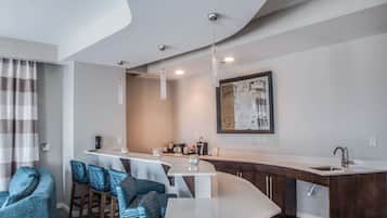 Suíte, 1 cama King (Bridal) | Escrivaninha, espaço de trabalho para notebook, cortinas blackout