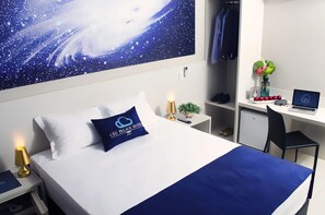 Roupa hipoalergénica, minibar, cofre com capacidade para portátil 