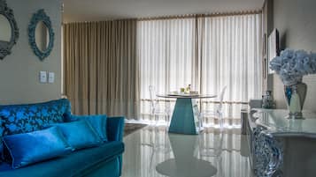 Suite Presidencial | Minibar, cofre com capacidade para portátil, secretária
