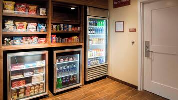 Uma área de distribuição automática com lanches e bebidas variadas, incluindo salgadinhos e bebidas engarrafadas.
