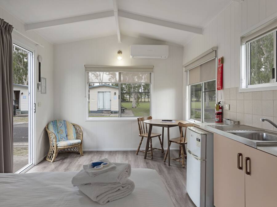 Cabana de Madeira Standard (Sleeps 2) | Sala de estar | TV de ecrã plano