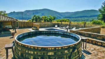 Piscina externa sazonal, guarda-sóis, espreguiçadeiras