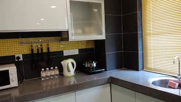 2-Bedroom Apartment Suite | Cozinha privada | Uma chaleira elétrica