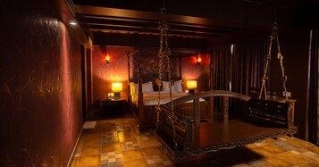 Suíte família, 2 quartos | 1 quarto, roupas de cama antialérgicas, cofres nos quartos, escrivaninha