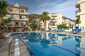 Piscina externa, funciona das 9h às 19h, guarda-sóis, espreguiçadeiras