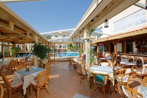Café da manhã continental todos os dias (EUR 10 por pessoa)