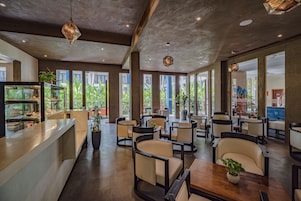 Este bar no lobby do hotel, com espaço para refeições ao ar livre 