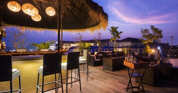 Este bar no lobby do hotel, com espaço para refeições ao ar livre