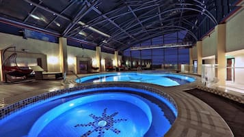 2 piscinas interiores