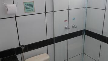 Triplo Casal | Casa de banho | Toalhas fornecidas, sabão, champô, papel higiénico