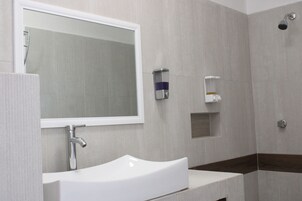 Quarto Duplo Superior, 1 cama king-size, junto ao jardim | Casa de banho | Um polibã, um chuveiro fixo, artigos de higiene pessoal grátis