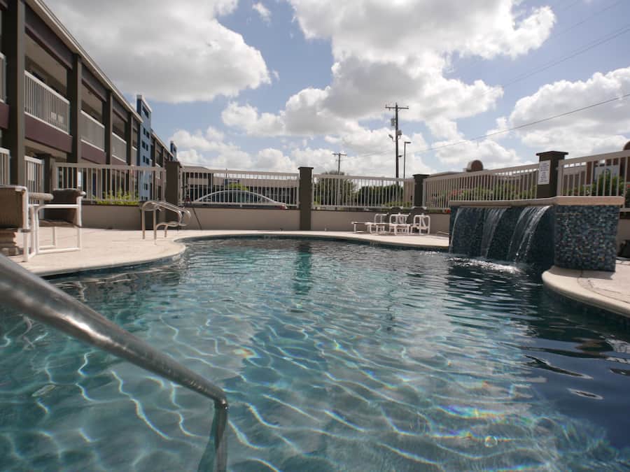 Piscina exterior, espreguiçadeiras