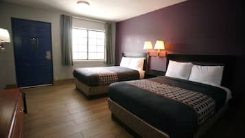 Quarto casal ou duplo standard, 2 camas Queen, para não fumantes | Escrivaninha, ferros/tábuas de passar roupa, Wi-Fi de cortesia