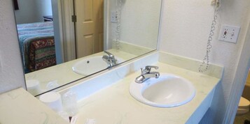 Quarto standard, 1 cama King | Pia do banheiro