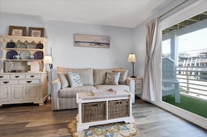 Suite Exclusiva, 1 cama king-size e sofá-cama, cozinha, vista para o oceano | Sala de estar | TV de ecrã plano