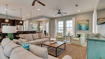 Casa, 4 quartos | Sala | Televisor, leitor de DVD