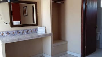 Quarto standard, 1 cama de casal | Ferros/tábuas de passar roupa, Wi-Fi de cortesia, roupa de cama