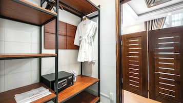 Quarto Familiar | Minibar, cofre no quarto, cortinas/cortinados opacos