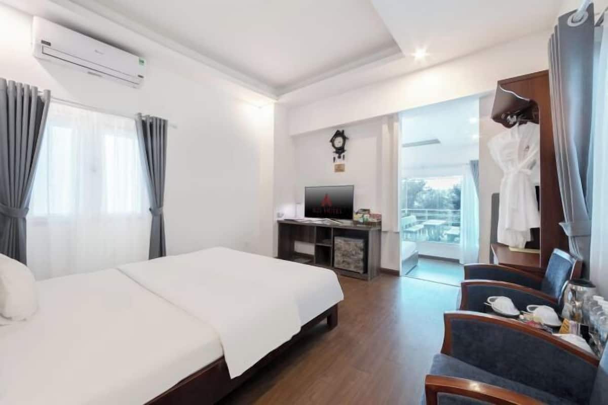 Frigobar, cofres nos quartos, cortinas blackout