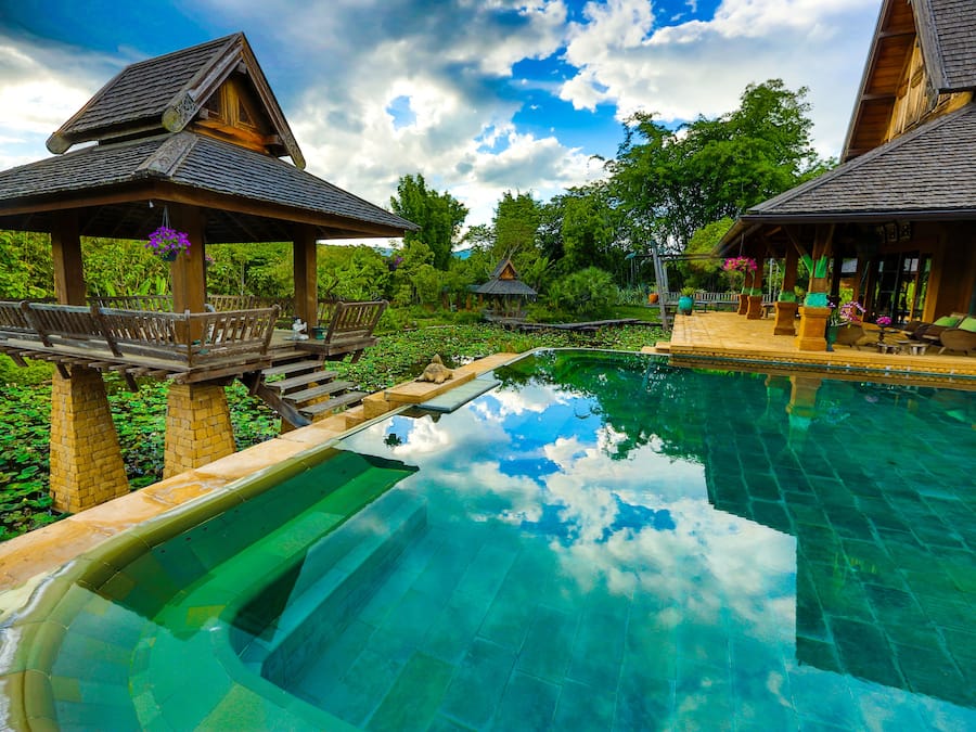 Piscina externa, espreguiçadeiras